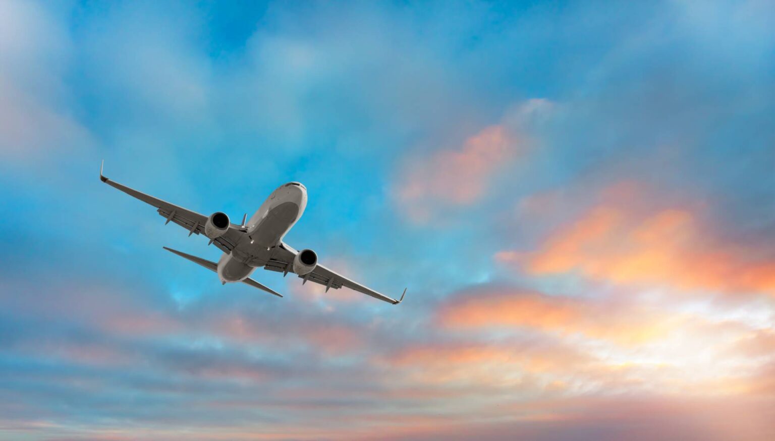 Jaki powerbank do samolotu? Pojemności i limity - Travel Talks by eSky.pl